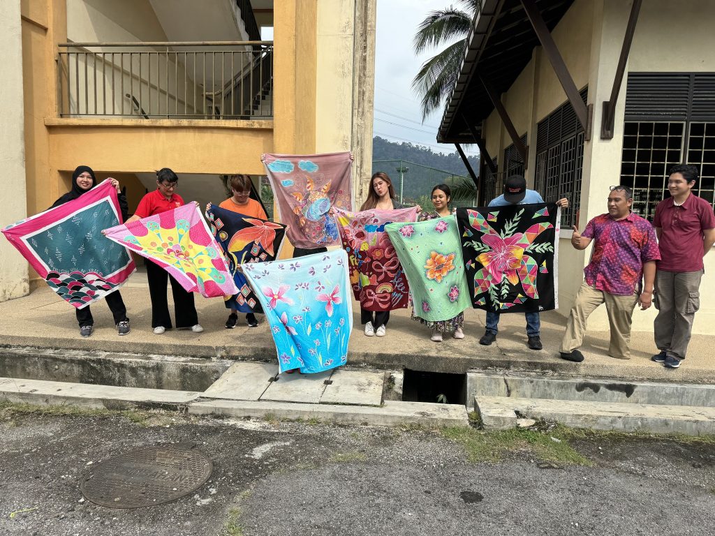 EXPLORING BATIK CRAFTSMANSHIP - A GUIDE TO BATIK CANTING PROCESS