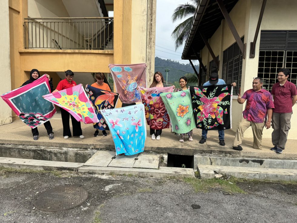 EXPLORING BATIK CRAFTSMANSHIP - A GUIDE TO BATIK CANTING PROCESS ...